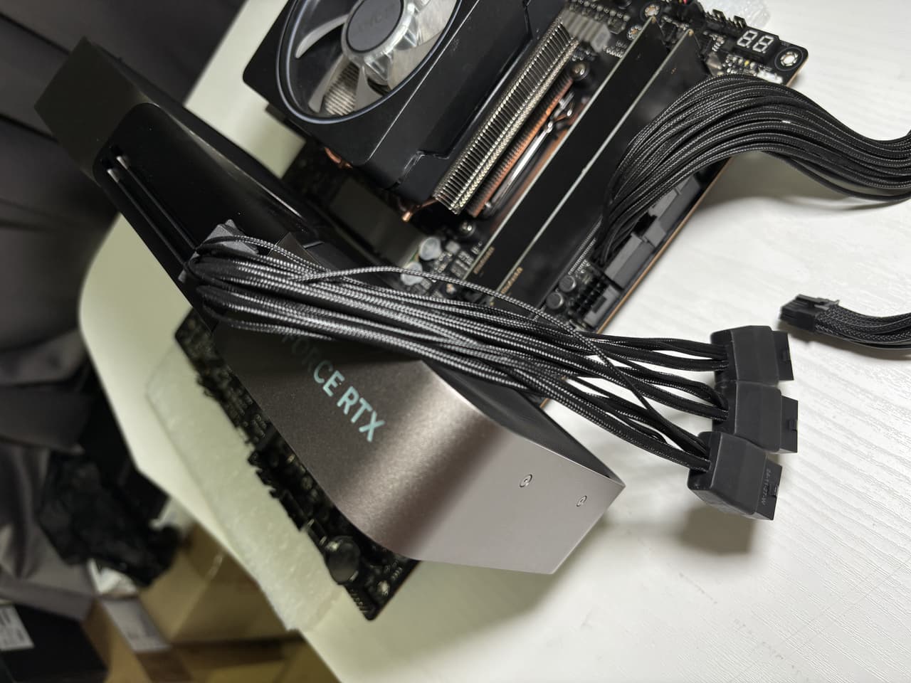 【開箱】「工業藝術品！小機殼不想錯過的愛卡～」NVIDIA GeForce RTX 5080 Founders Edition 創始版 - 3C板 | Dcard