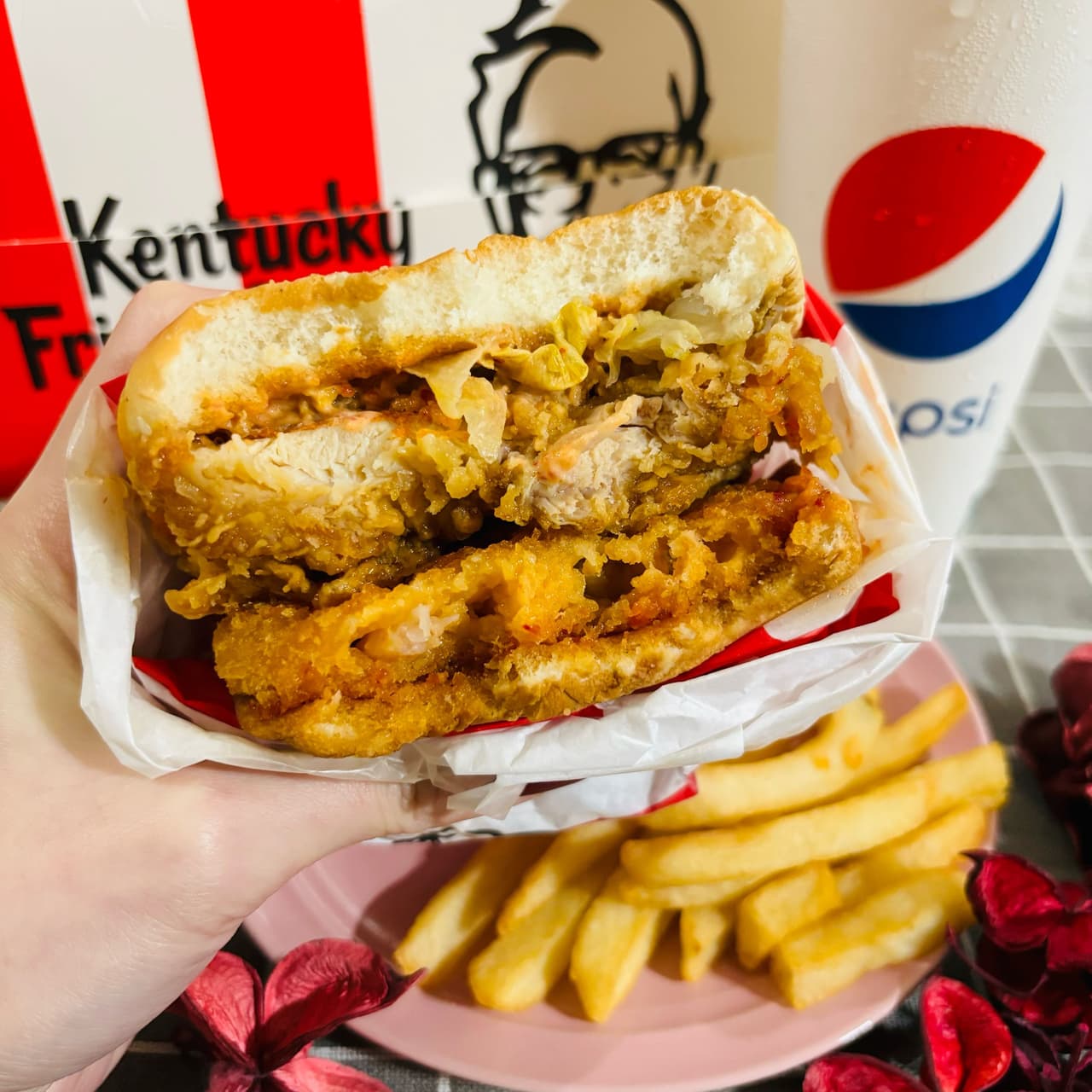 開箱｜KFC肯德基新品｜黃金魚子海陸Q蝦堡🦐 - 吧台小公主🌸 (@rilakkuma520) | Dcard