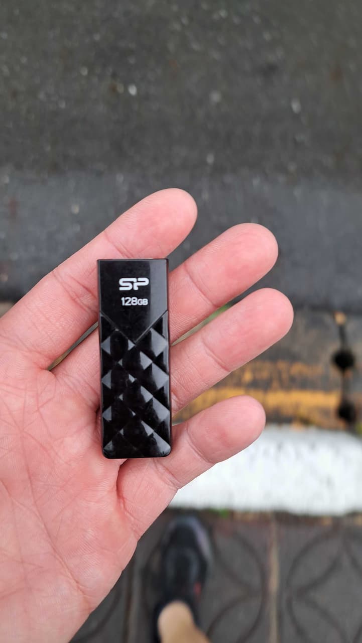 在綜一館旁停車場撿到的隨身碟 ，幫你拿去行政大樓的生輔組 失物招領了¯ ͡° ͜ʖ ͡°¯ 虎尾科大板 Dcard
