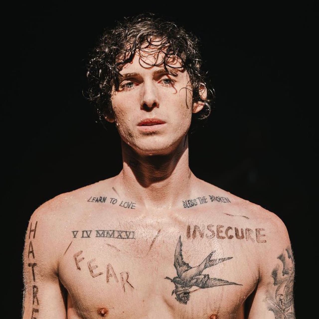#情報 美國創作男歌手August Royals全新單曲〈Kiss My Scars〉，展現獨有的創作才華！ - 追星板 | Dcard