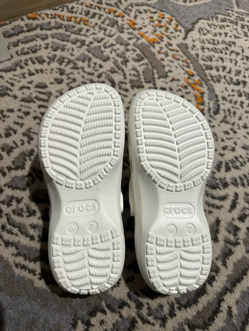 #我要賣 #我要賣 Crocs 經典雲朵洞洞鞋24cm - 二手交易板 | Dcard