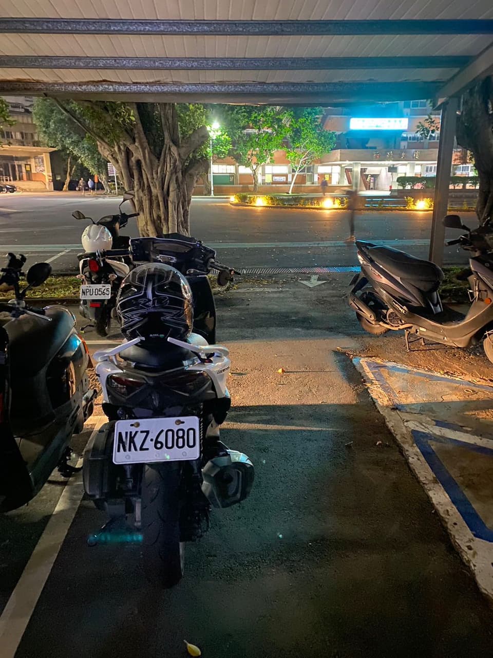 是眼睛脫窗還是沒品？ - 南亞技術學院板 | Dcard