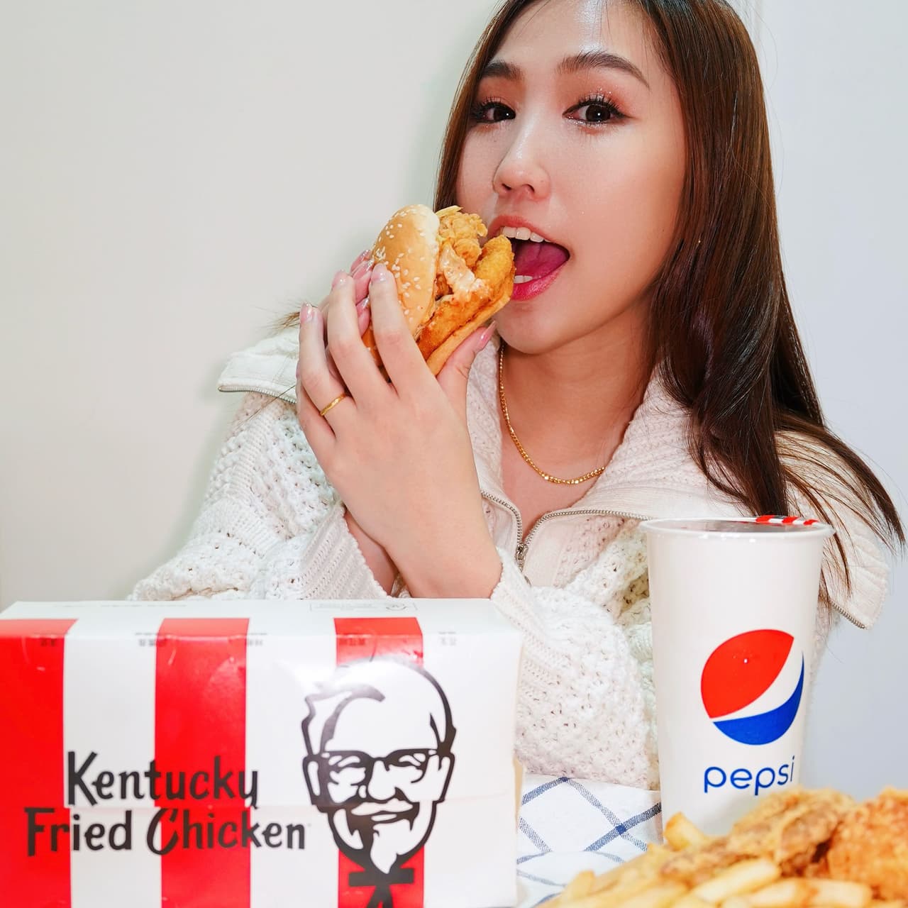 #開箱 KFC肯德基新品黃金魚子海陸Q蝦堡真的豪滿足！ - funnyliu方方 (@fun0716) | Dcard