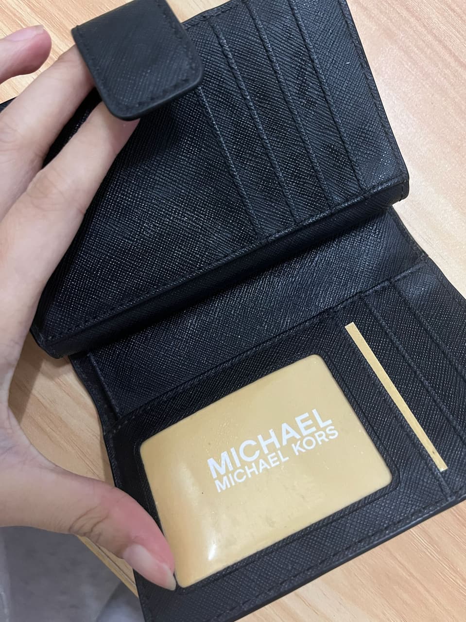 #我要賣 MK精品 十字紋防刮黑中夾錢包 - 二手交易板 | Dcard