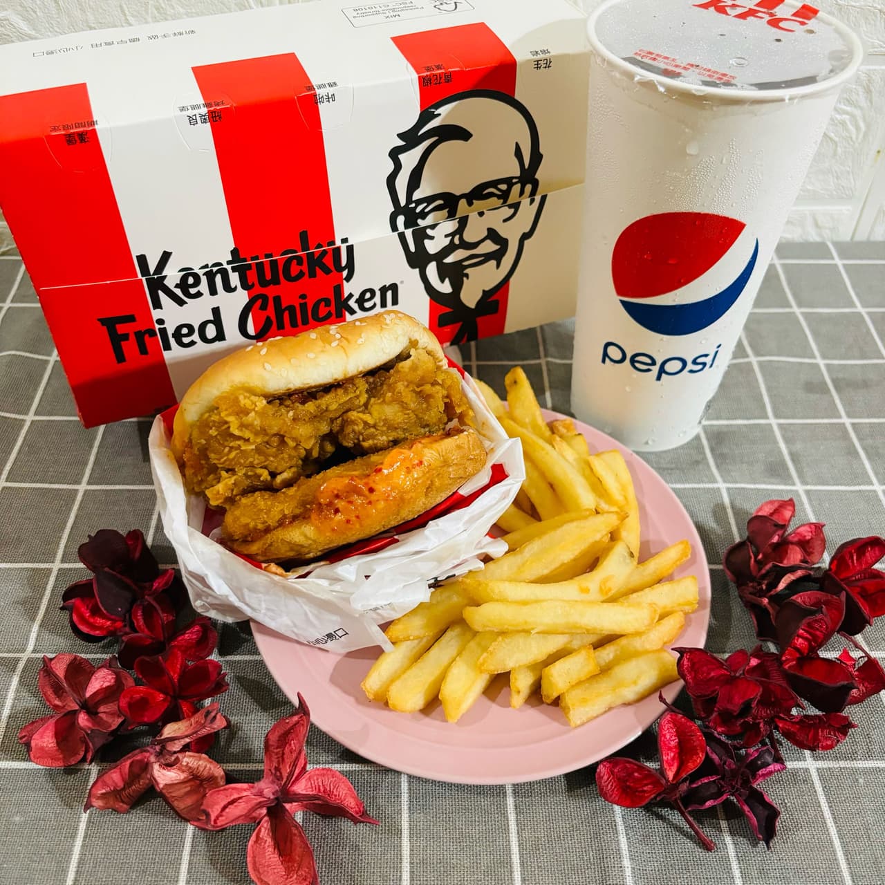 開箱｜KFC肯德基新品｜黃金魚子海陸Q蝦堡🦐 - 吧台小公主🌸 (@rilakkuma520) | Dcard