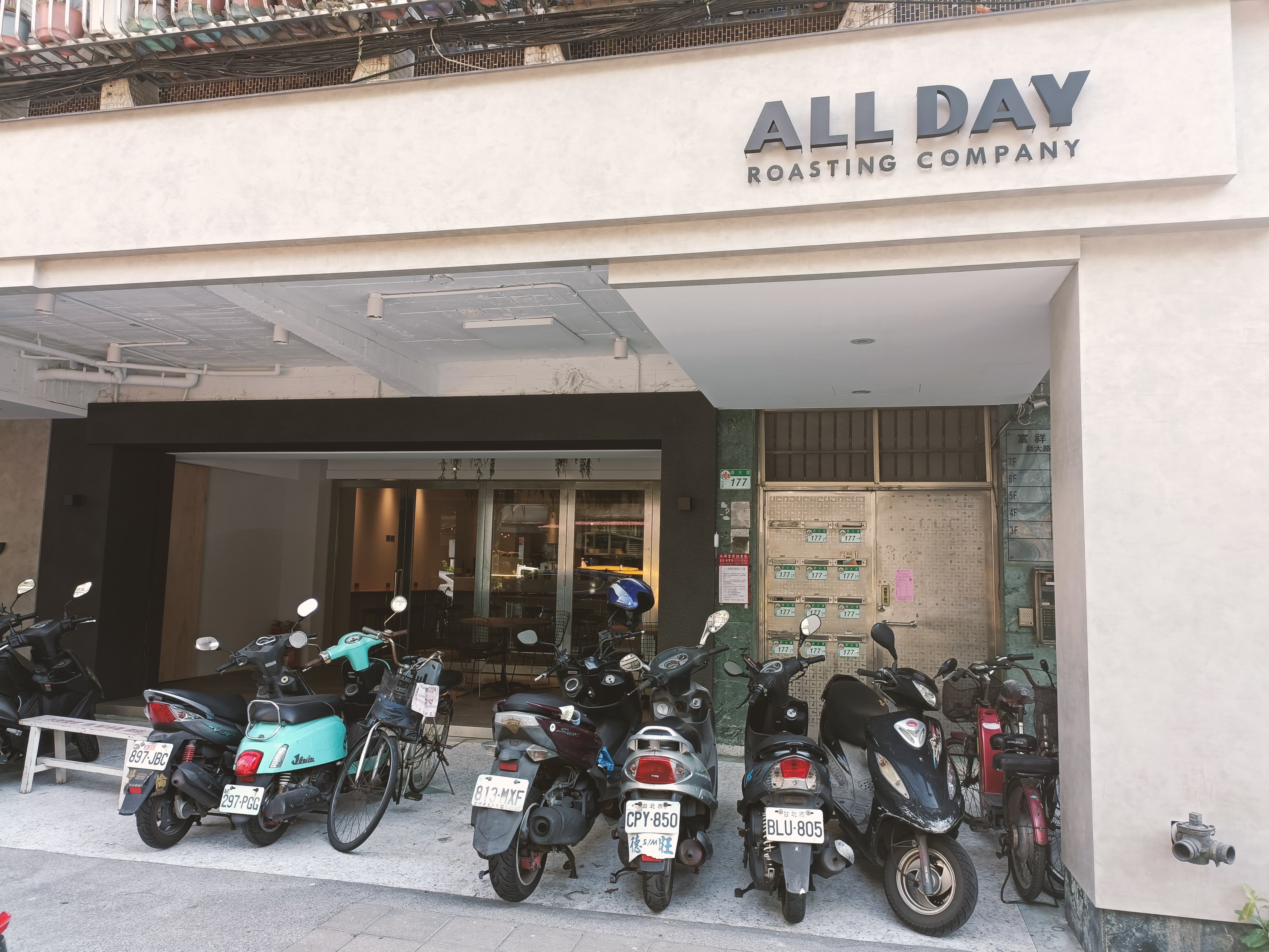 [新店報報]台北咖啡廳推薦: ALL DAY二店 - 咖啡板 | Dcard