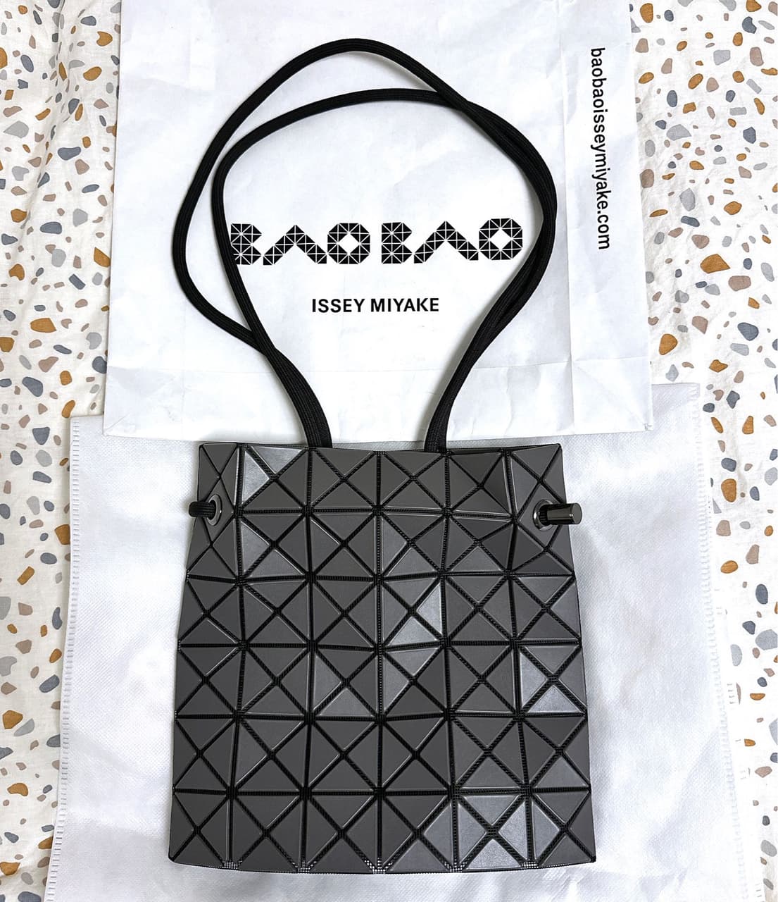 #開箱 三宅一生 霧面灰水桶 BAO BAO分享 - 精品板 | Dcard