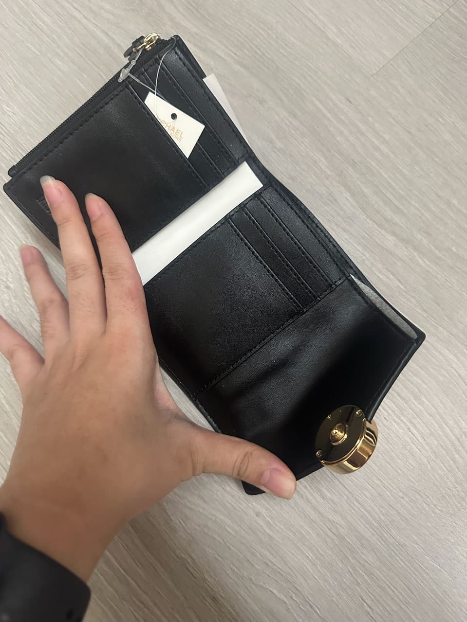 #我要賣 售出 全新 MK Michael Kors Carmen 皮革信封式 三折短夾 黑色 - 二手交易板 | Dcard
