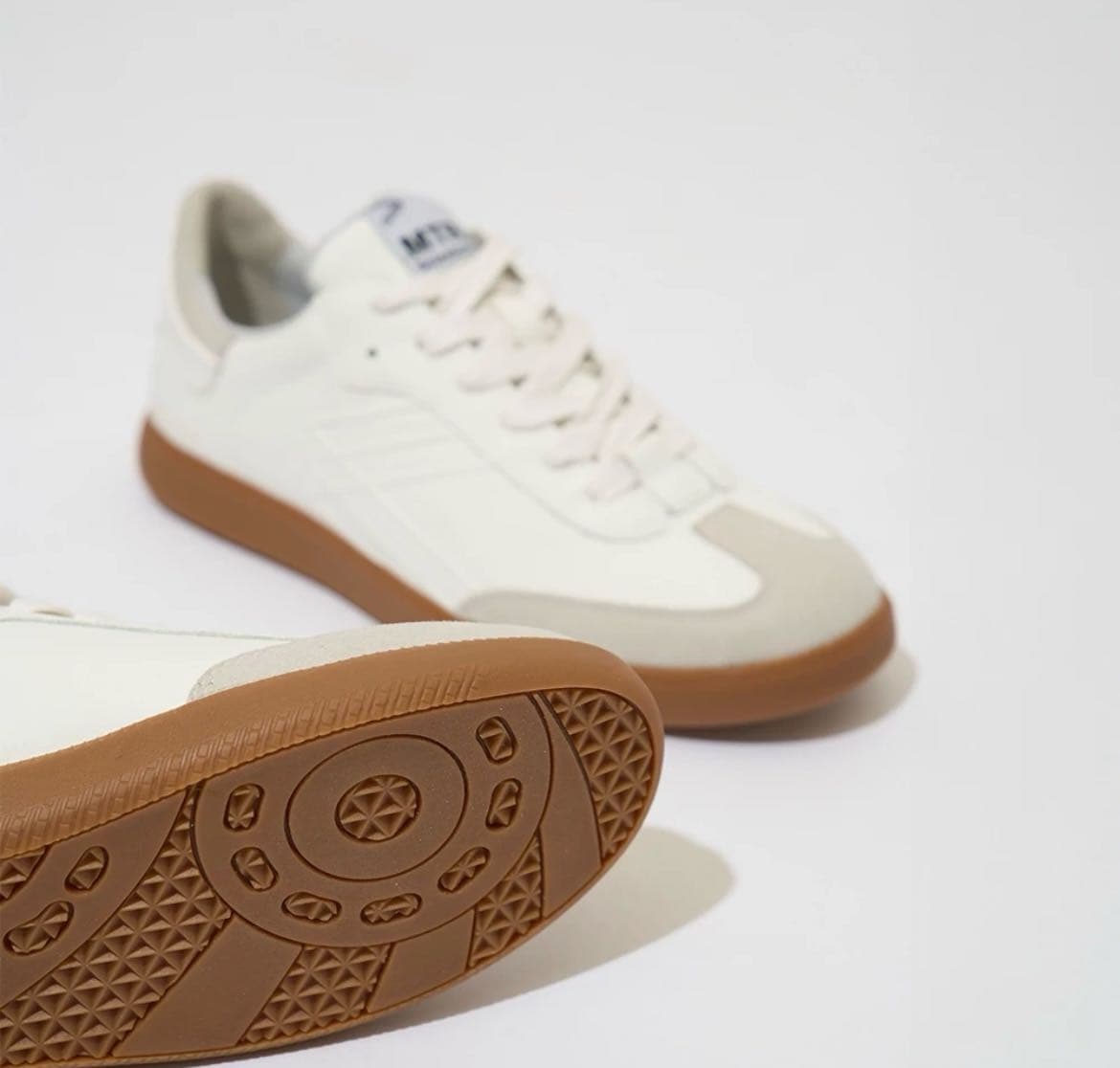 雨天穿也不怕 ️Projext 小白鞋分享😎耐髒 超輕 穿久也舒適～ - 三年五班守日人 (@a9509357) | Dcard