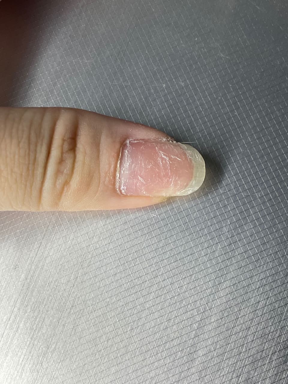 問題 請問怎麼看是光療殘膠還是甲層受損？ 美甲板 Dcard
