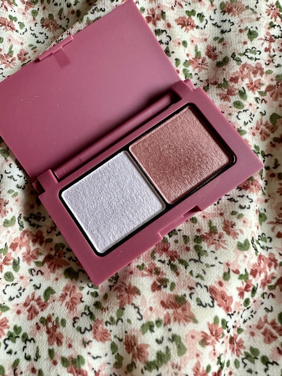 #分享 ettusais 艾杜紗 微暮絲絨雙色眼影 17桃花紫 - 美妝板 | Dcard