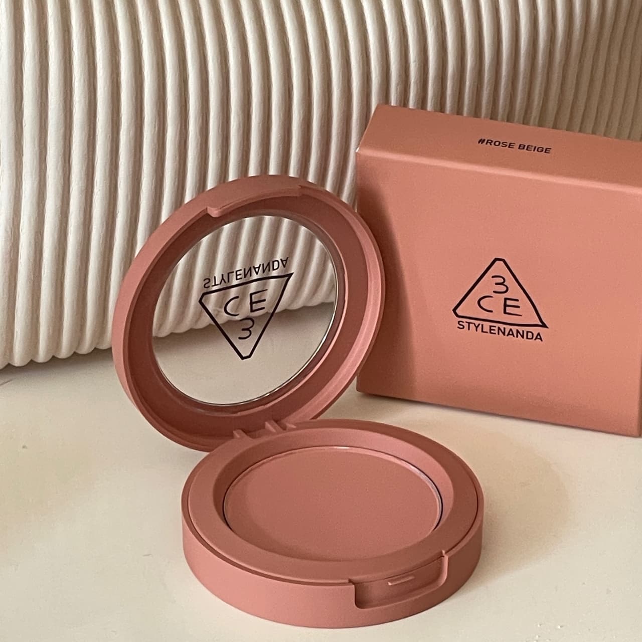 #推薦 三款3CE必買商品🖤粉橘色腮紅 化妝包💕手拿鏡！小鏡子 - 芝芝｜購物芝旅 (@hannee) | Dcard