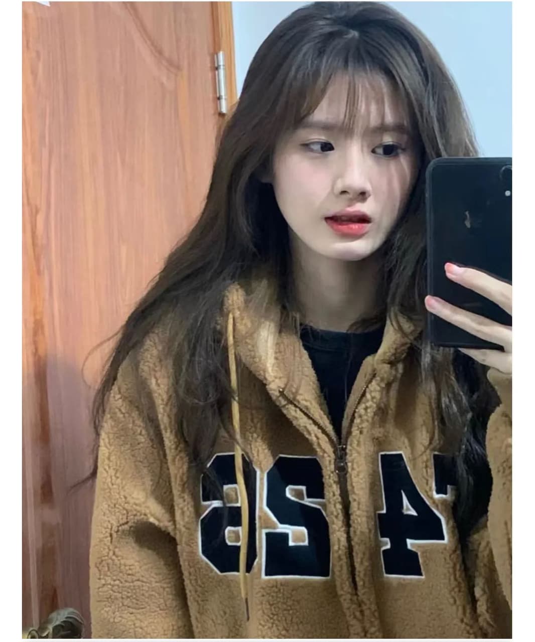 想問有人知道這個女生是誰嗎? 閒聊板 Dcard
