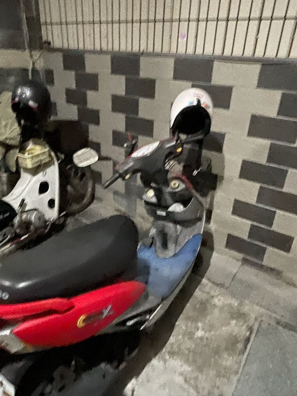 今天晚上在演藝廳後面彎道的那排停機車的地方時牽車時不小心弄倒了一臺有兩個安全帽的白色機車,真的很抱歉!(我已經把它扶起來了,如果有什麼問題請聯繫我) 屏東大學板 Dcard