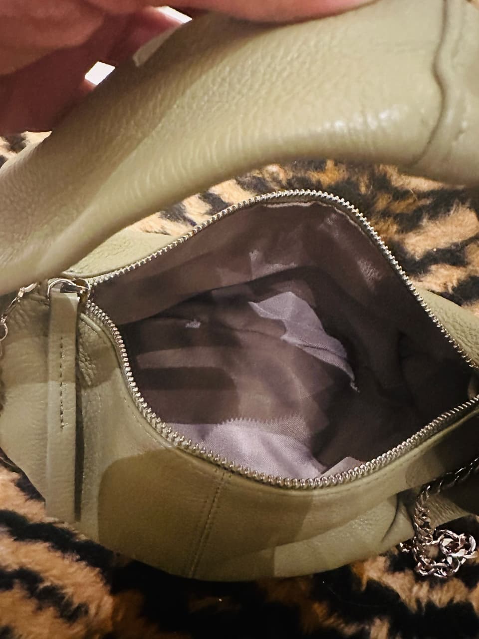 #我要賣 #我要賣 降價售全新蘭寇小黑瓶50 ml/ 全新、二手包/衣/鞋 - 二手交易板 | Dcard