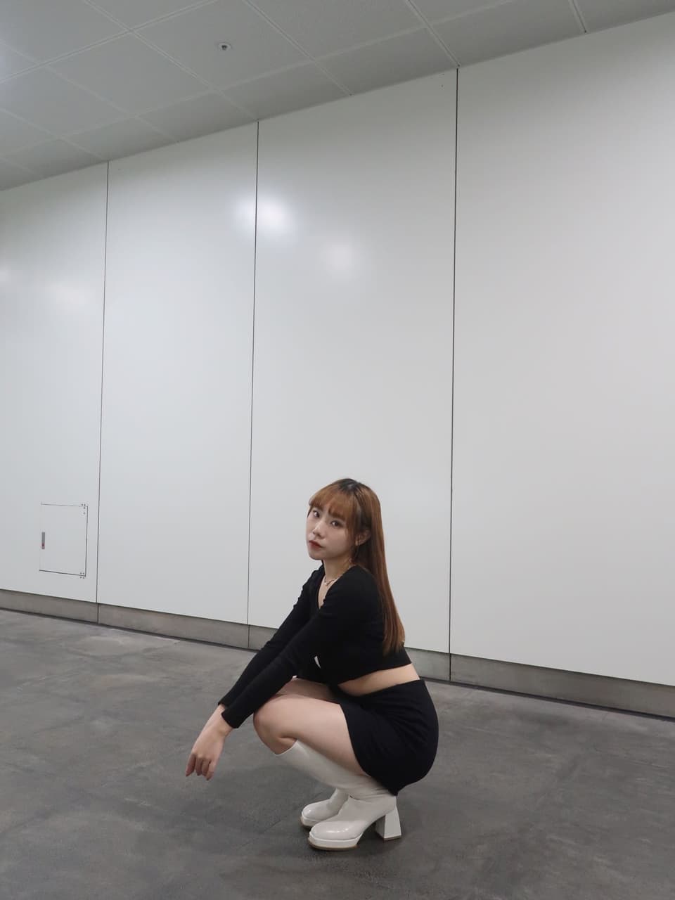 Gracegift X 唐葳超強聯名新品開箱-方頭素面水台粗跟長靴 ️甜辣穿搭必敗 #最浪漫的小事 - 愛木須龍 (@a158888) | Dcard