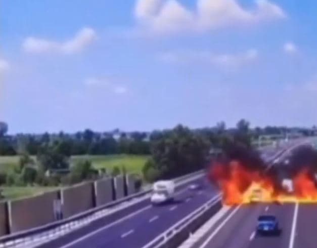 義大利飛機失速墜毀！「機頭朝下」撞公路 汽車煞不急衝入火海 - SETN三立新聞網 (@setn54) | Dcard