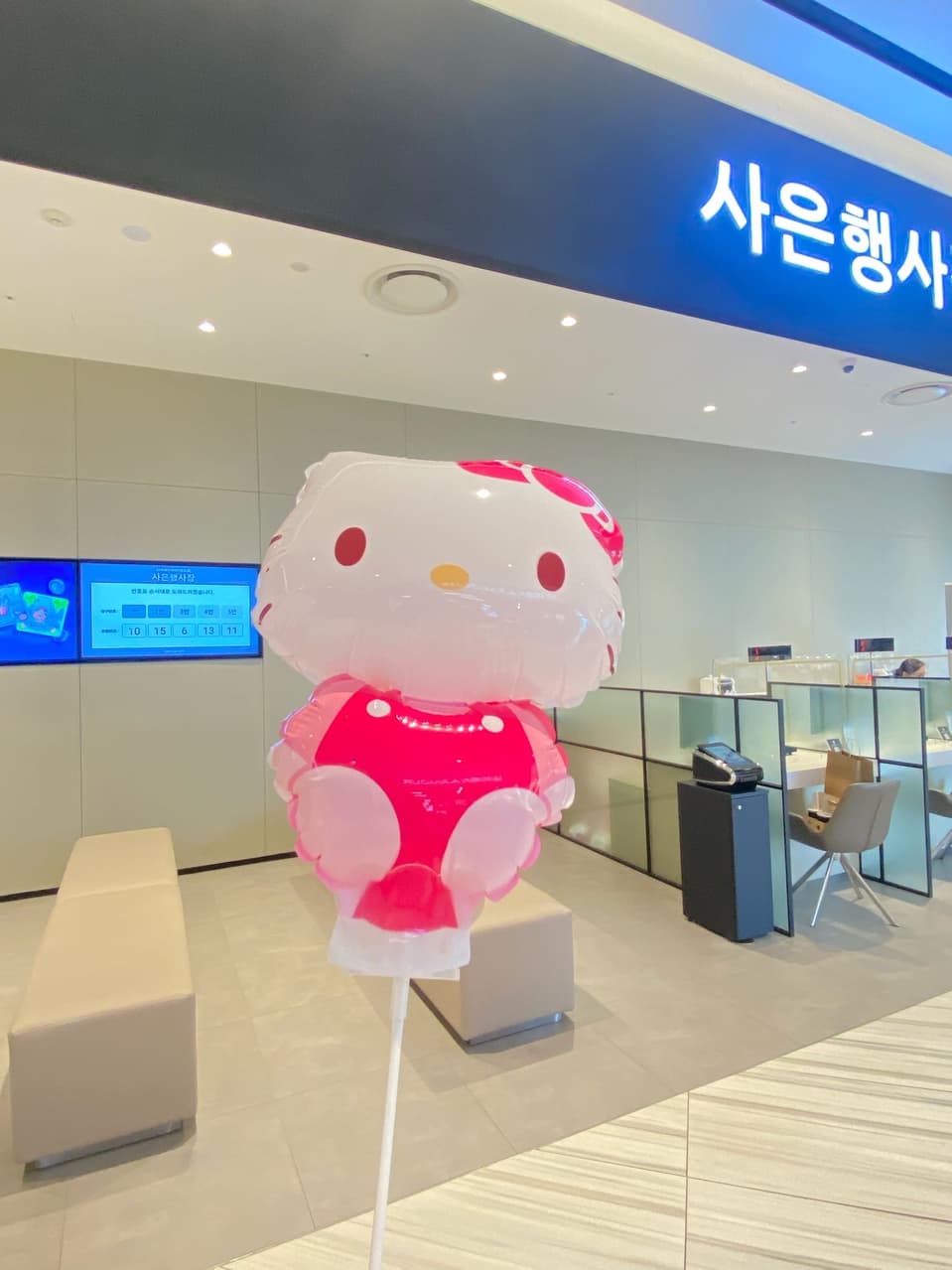 🎀 Hello Kitty50週年🇰🇷韓國快閃店-活動資訊 - 釜山下雪了⛄️ (@snoww) | Dcard