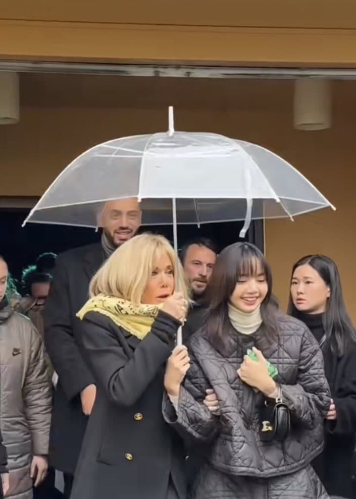 #分享 LISA與法國第一夫人BrigitteMacron參加「Operation Pieces Jaunes」慈善活動 - BLACKPINK板 | Dcard