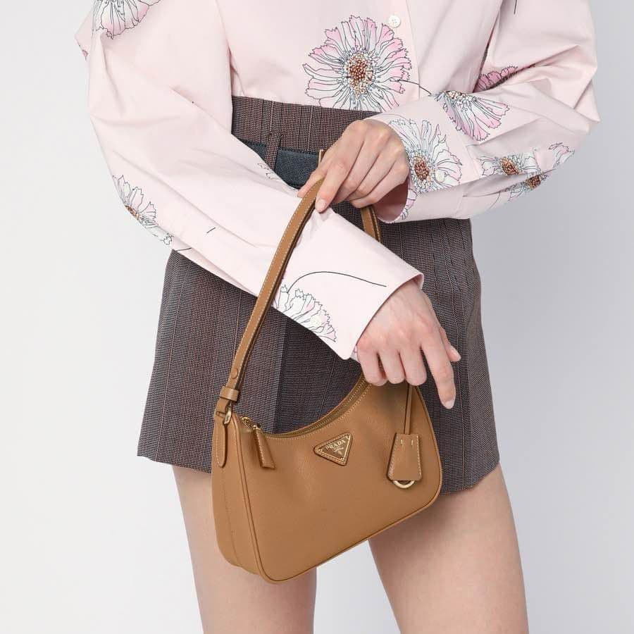 #問題 Prada 皮革棕色迷你腋下包 Re-Edition Saffiano leather mini bag - 精品板 | Dcard