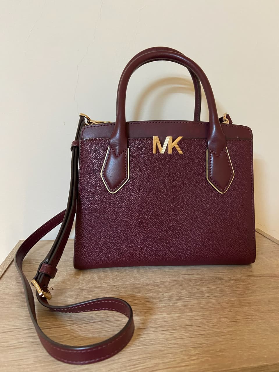 #我要賣 #我要賣 MK酒紅色手提包、小CK鏈條包 - 二手交易板 | Dcard