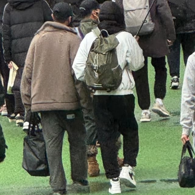 #分享 #𝘁𝗵𝗲𝗾𝗼𝗼熱門 一起進入訓練所的防彈少年團𝗥𝗠 & 𝗩的背影 - BTS板 | Dcard