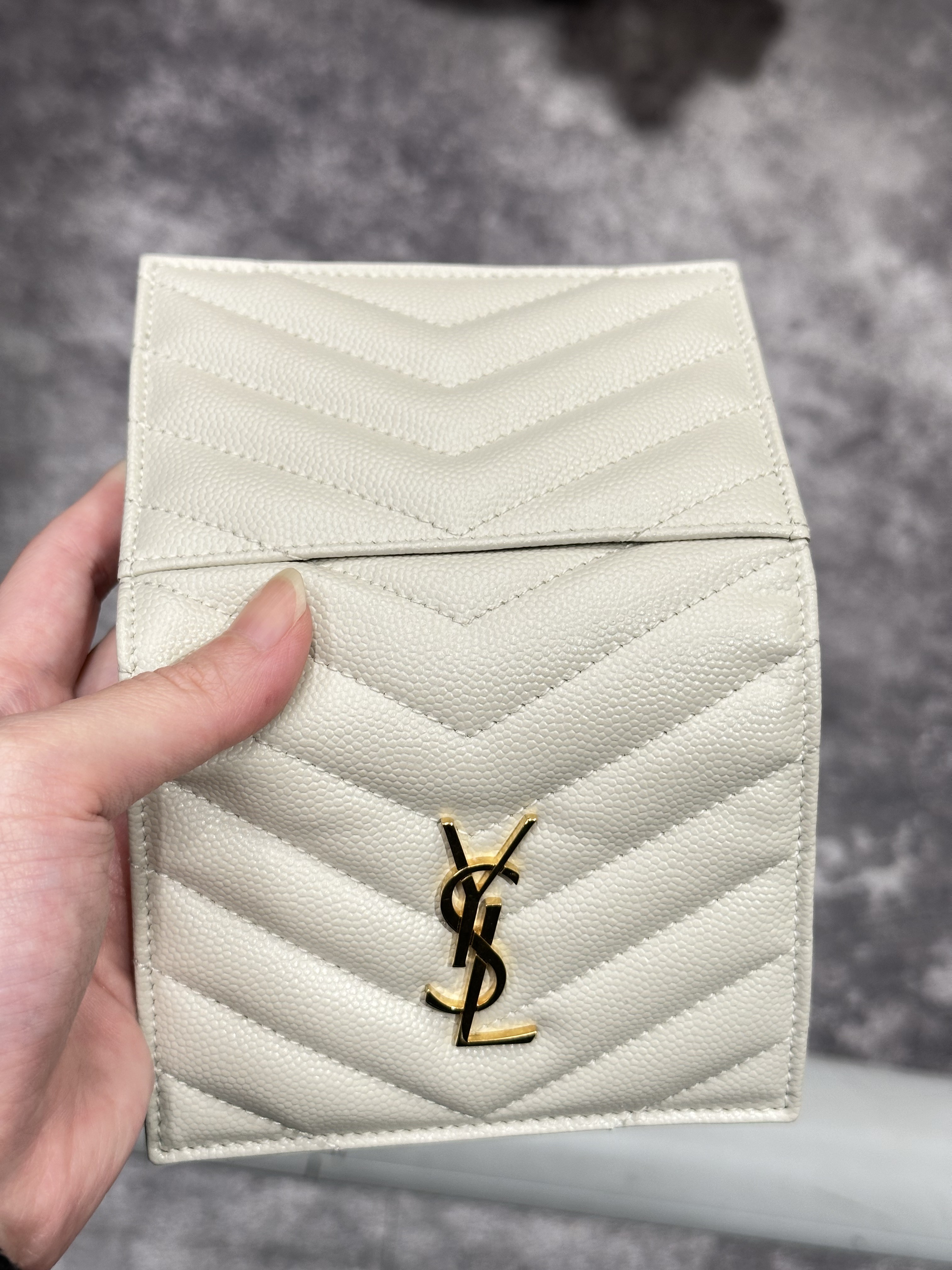 #分享 #開箱 YSL 翻蓋白色卡片短夾 - 精品板 | Dcard
