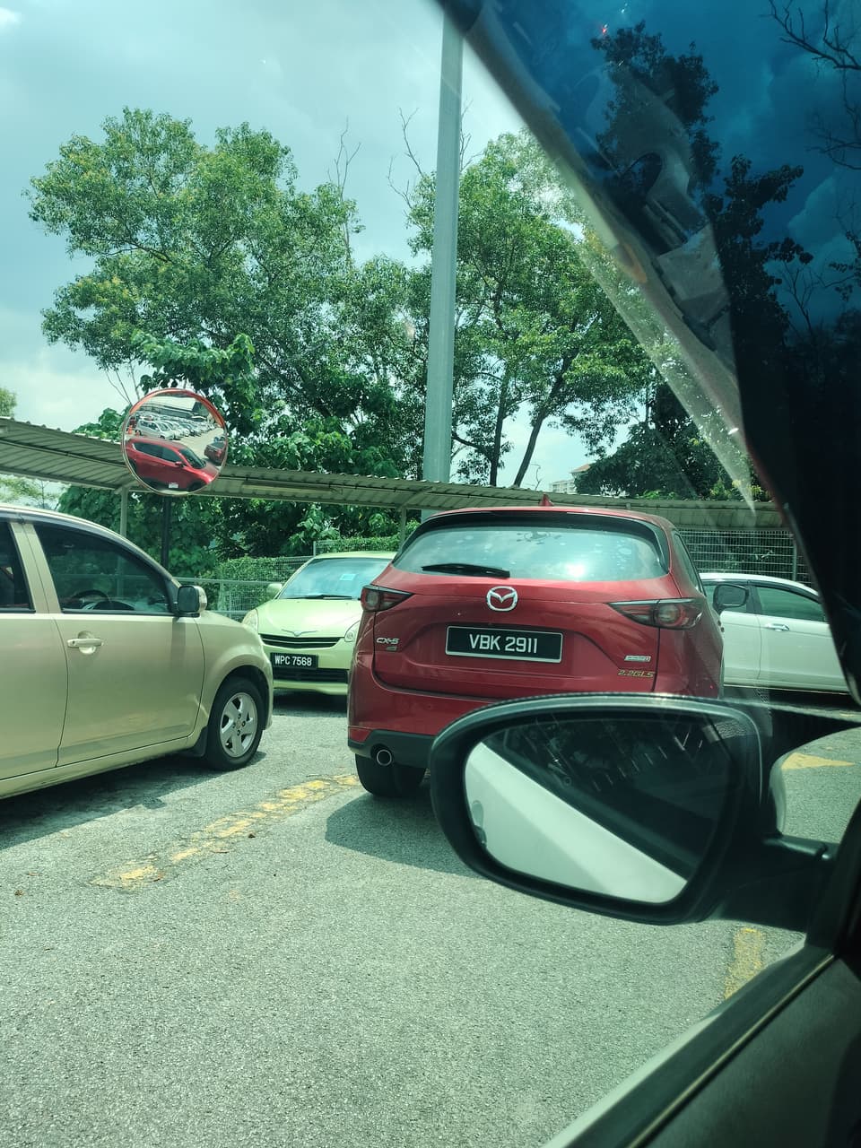 你是觉得全部人驾很小辆的车? 你觉得你酱紫park 不会阻碍道路？ - TAR UMT板 | Dcard