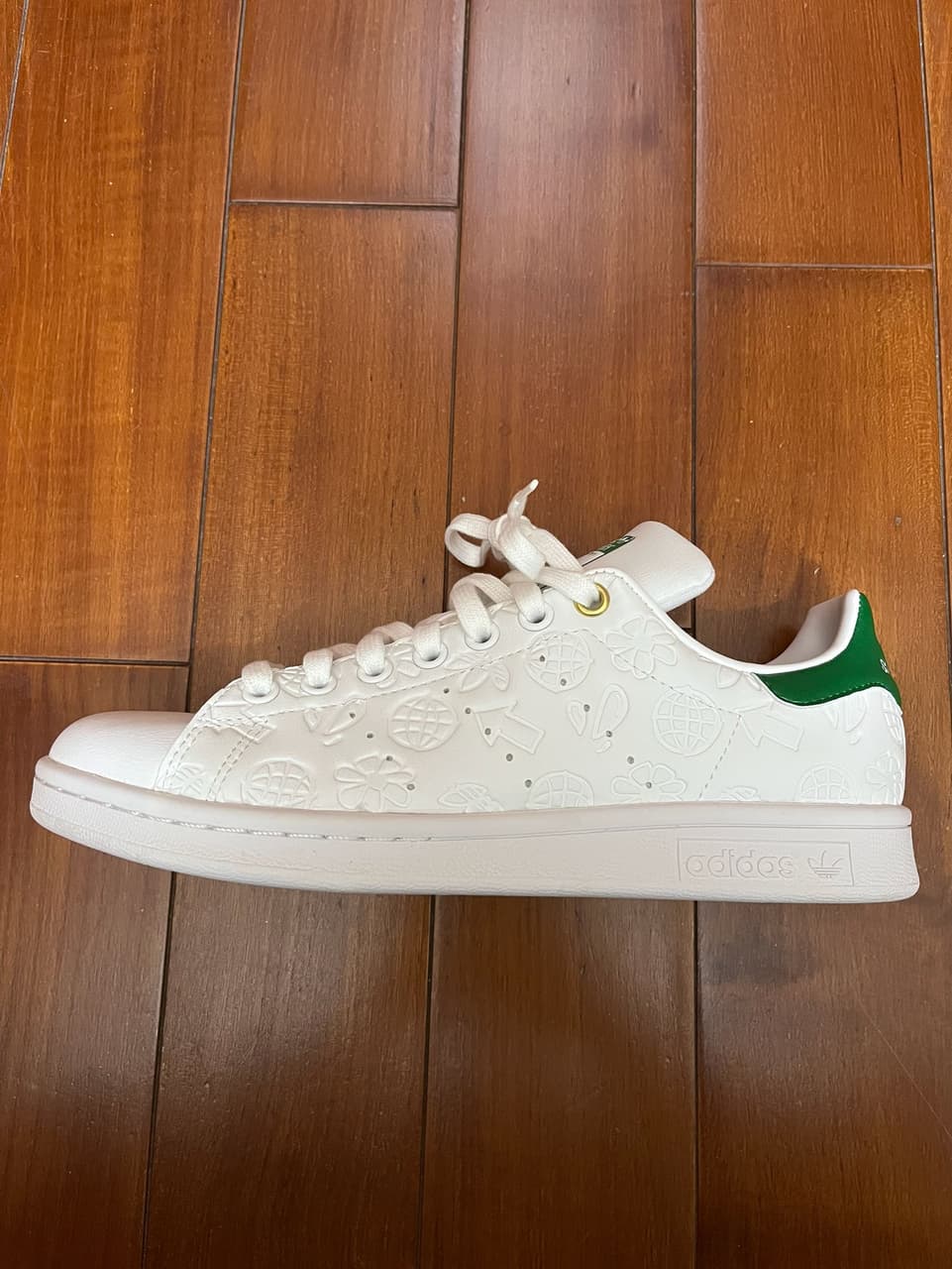 #我要賣 👟 全新 Adidas Stan Smith 塗鴉壓紋白鞋 - 二手交易板 | Dcard