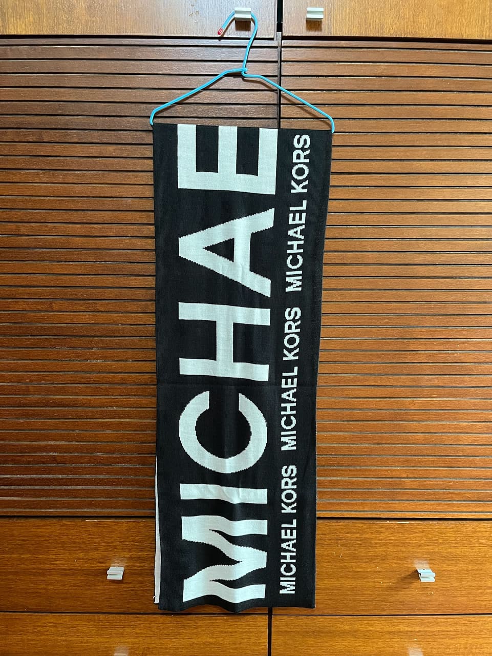 #我要賣 Michael Kors MK 黑白撞色Logo圍巾 - 二手交易板 | Dcard