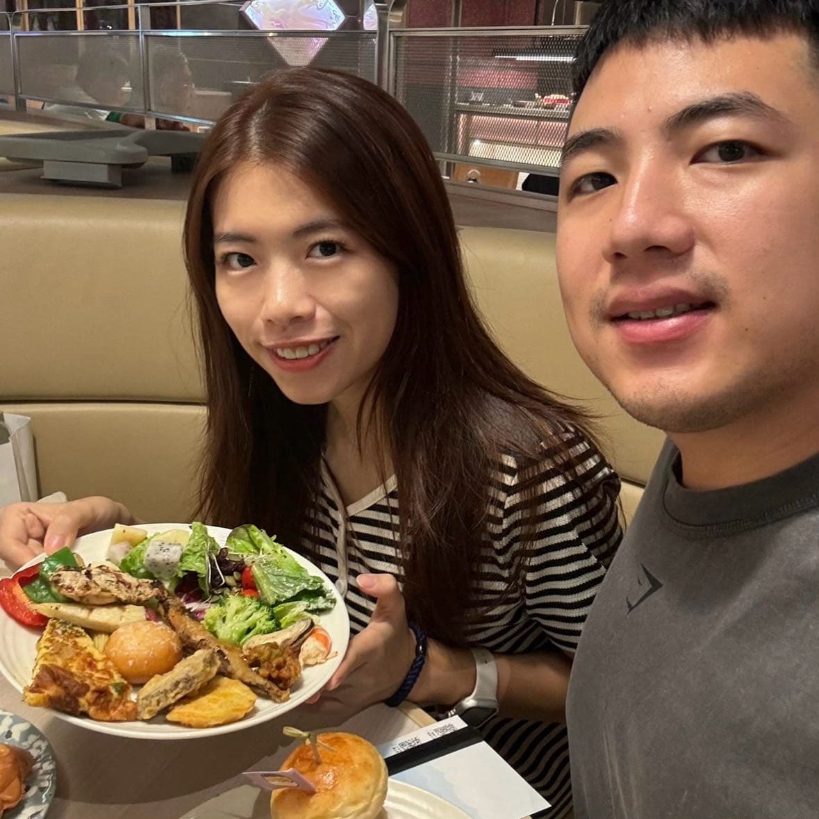 夢時代饗食天堂平日下午也大爆滿！我の主食 / 甜點3大必吃分享😋 #新鮮事調查局 - 尹琁 GL (@gladysliang) | Dcard