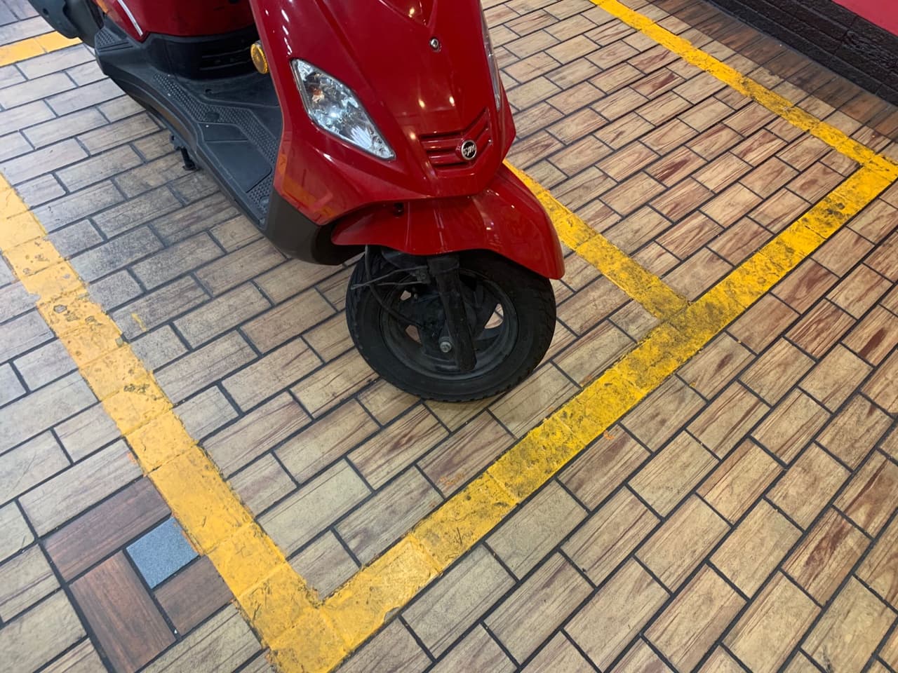 騎樓不是公有的停車空間嗎 為什麼某速食外送員可以趕我走 機車板 Dcard