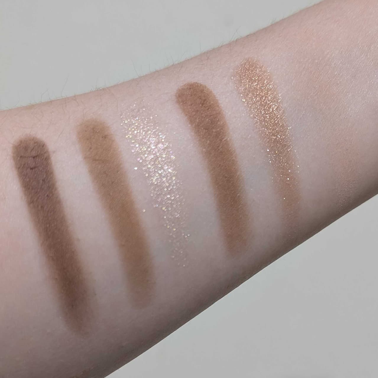 眼影盤點：heme 六色眼影 #霧棕 #Mist Brown #日常 #中性棕 #濃郁 - 文青鳥 (@ysh_) | Dcard