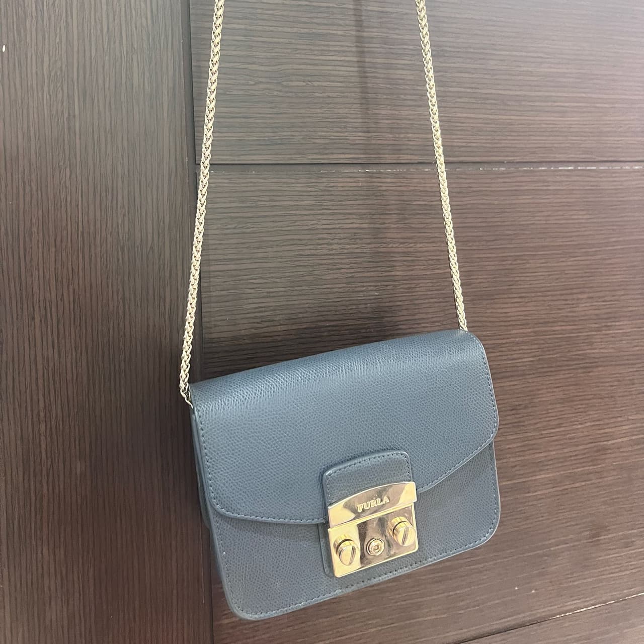 #我要賣 Furla 經典鏈條小包 藍灰色 二手 - 二手交易板 | Dcard