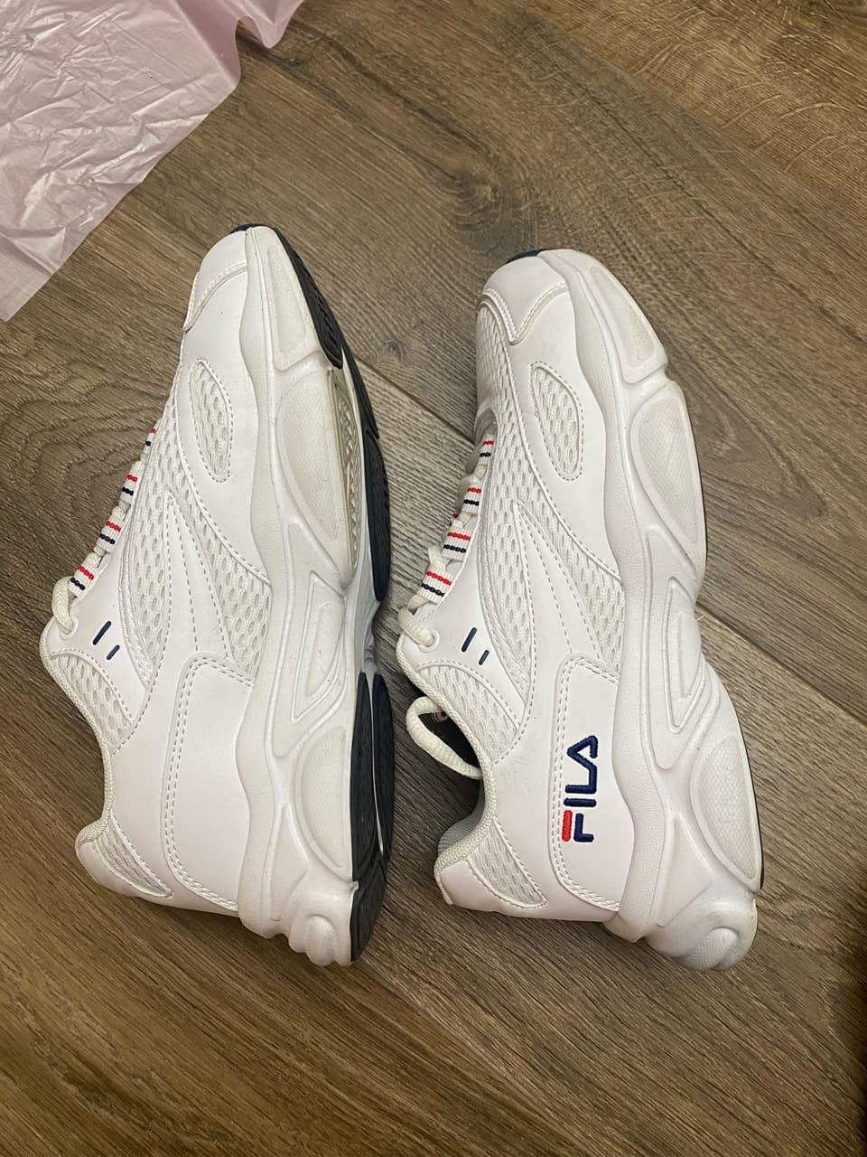 #我要賣 售 FILA 白皮革復古厚底休閒老爹白鞋 - 二手交易板 | Dcard
