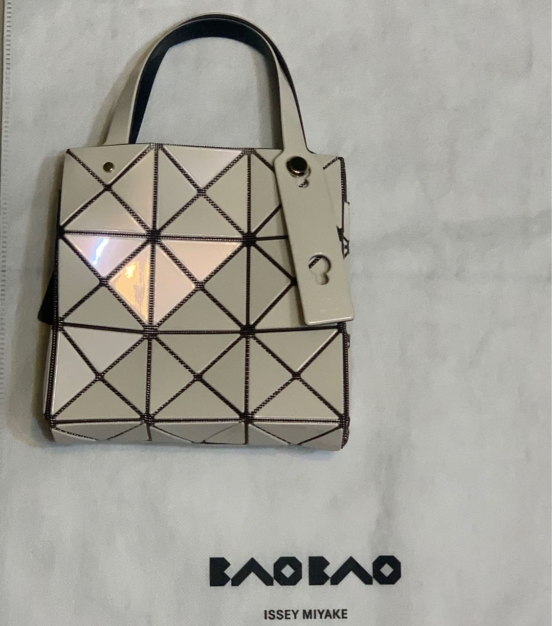 #分享 三宅一生baobao鑽石包Carat奶油金小號 - 精品板 | Dcard