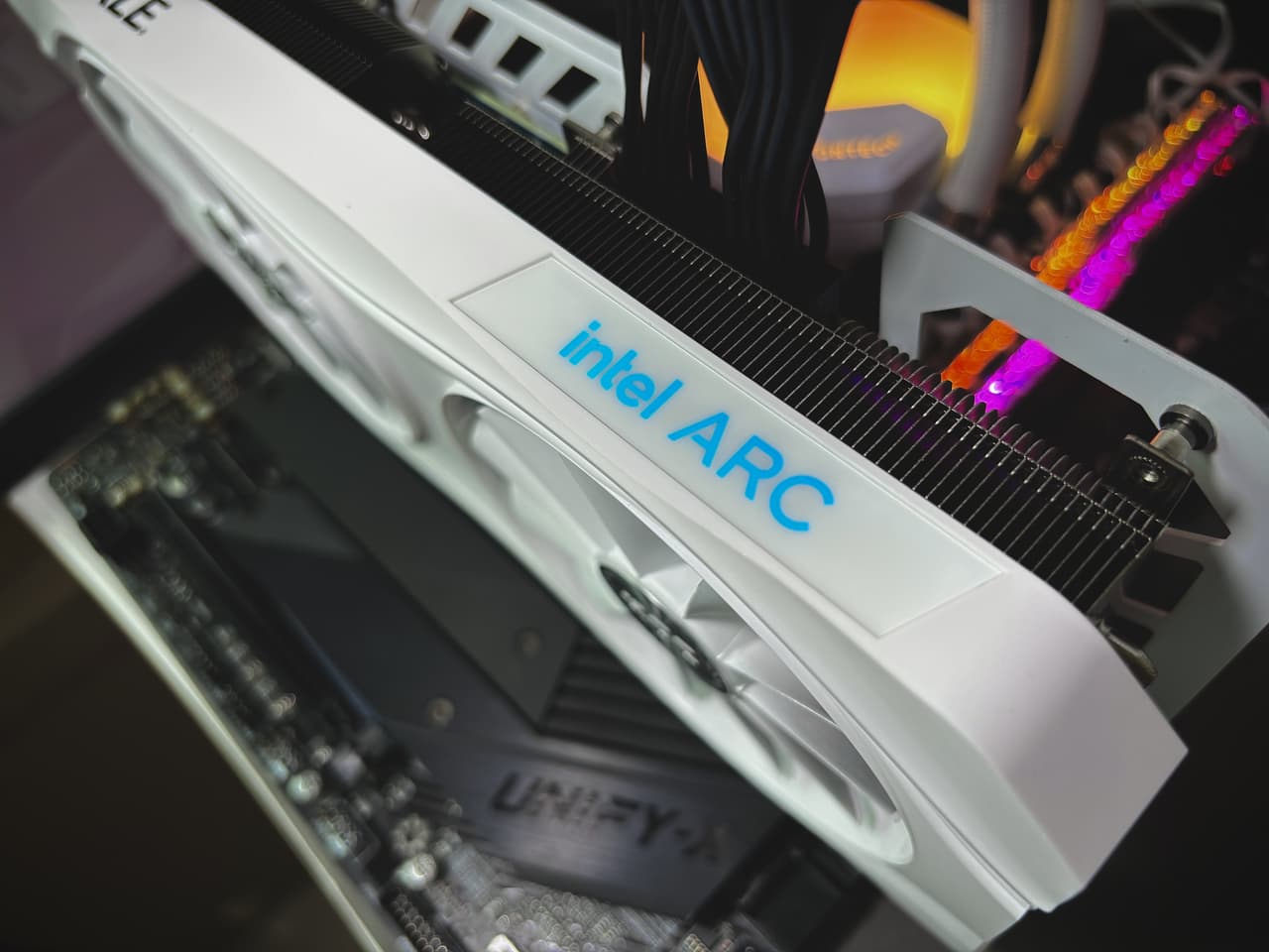 「月白風清，大鵬展翅」SPARKLE 撼與 Intel Arc A770 ROC Luna Edition #開箱 - 3C板 | Dcard