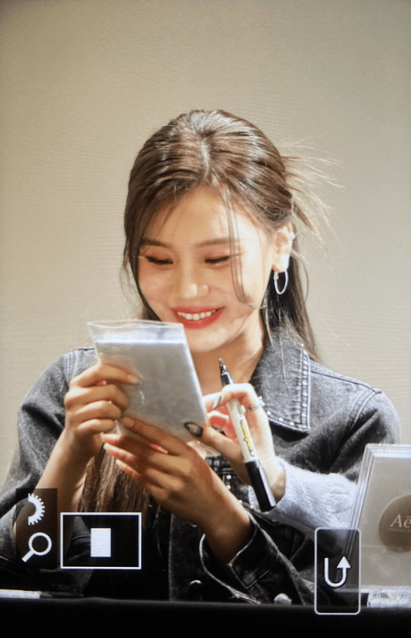 #行程 #簽售 230203 VIVIZ The 3rd Mini Album 'VarioUS' 發布紀念預售簽名會（Soundwave) - B2-1 留言 | Dcard