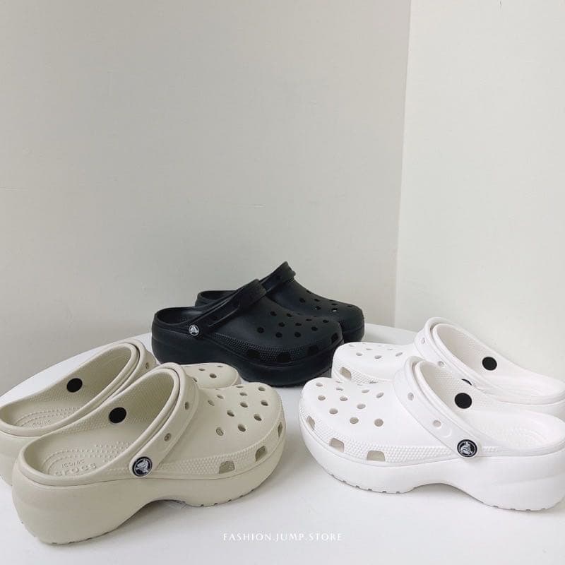 🌟Crocs #洞洞鞋 #增高雲朵鞋 屬於你獨一無二的樣式，可以客製化鞋扣搭配，再領5%蝦幣回饋！ - Gabi☕️ (@coffee__) | Dcard