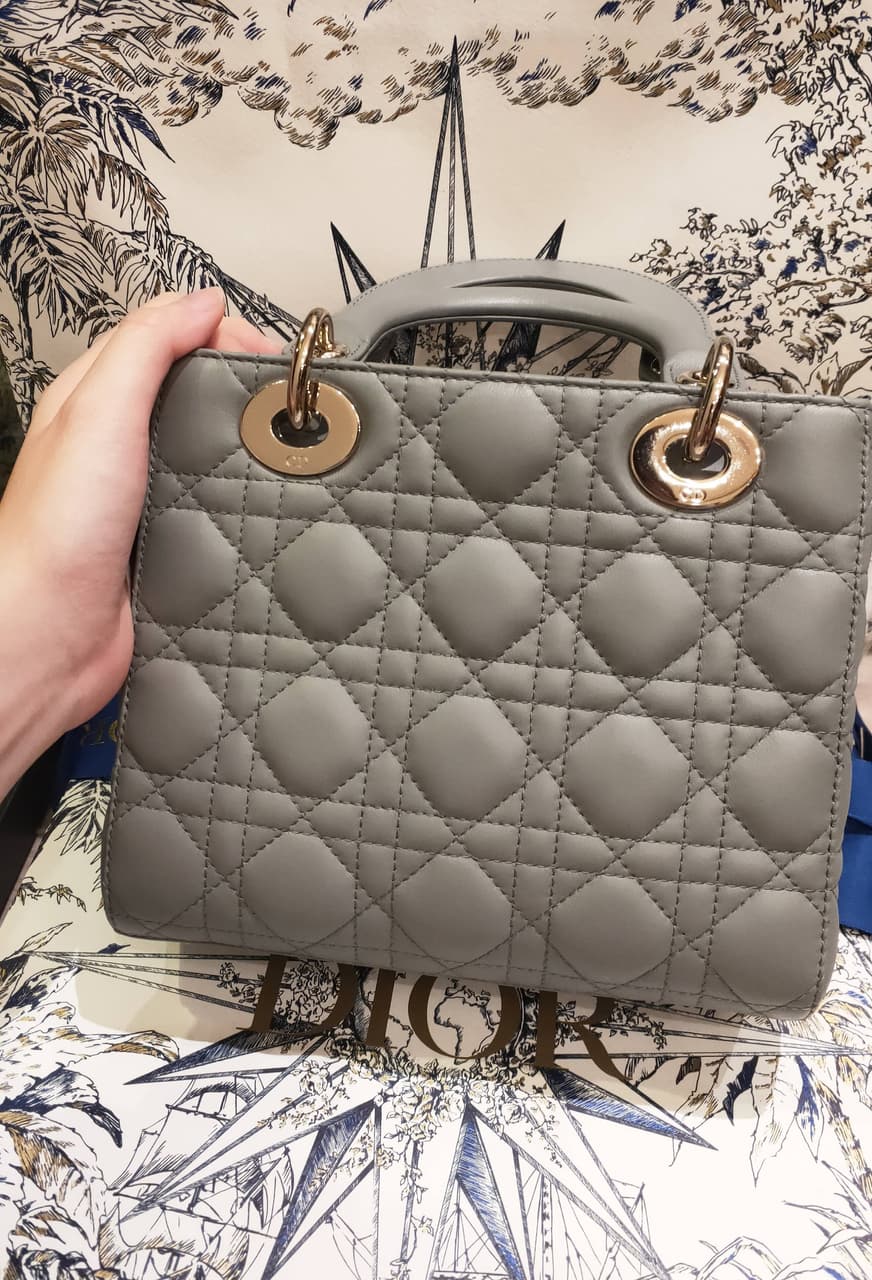 #分享 白、灰Lady Dior+小雞黃限定名片夾+2023新年禮 - 精品板 | Dcard