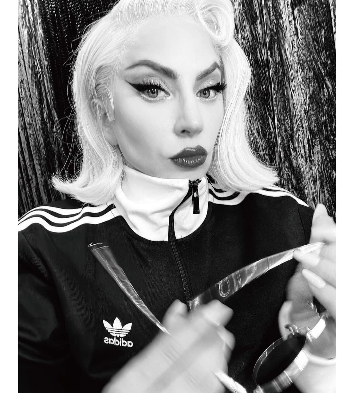 女神卡卡 LadyGaga (9/3) IG更新：「燕尾服是我的標準配備🎺」 - 小怪獸軍團 (@littlemonsters) | Dcard