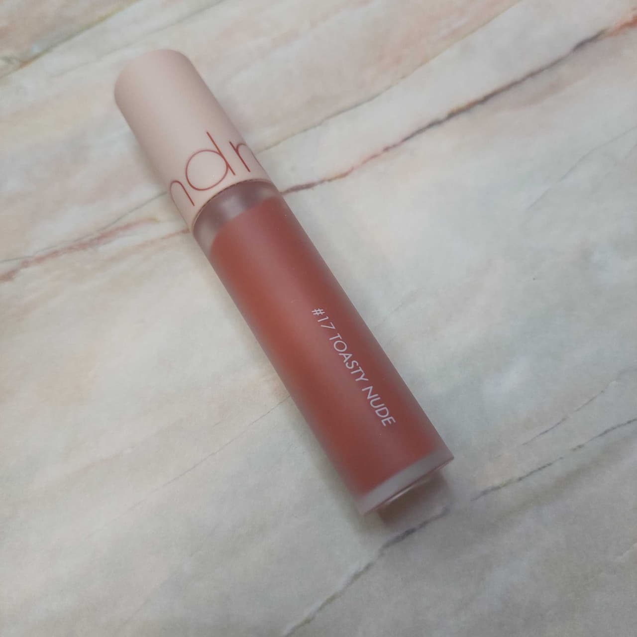 Romand絕美絲滑零感霧面唇釉 17 Toasty Nude - valerie02132 (@valerie02132) | Dcard