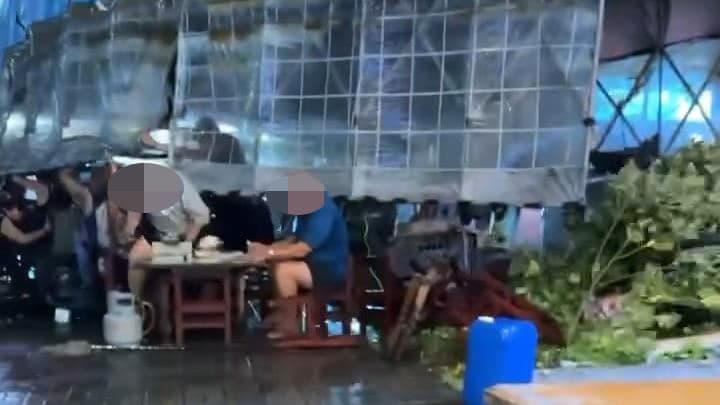 狂風炸台南！16級風也擋不了對美食的執念 民眾「護棚吃麵」畫面曝光 - SETN三立新聞網 (@setn54) | Dcard