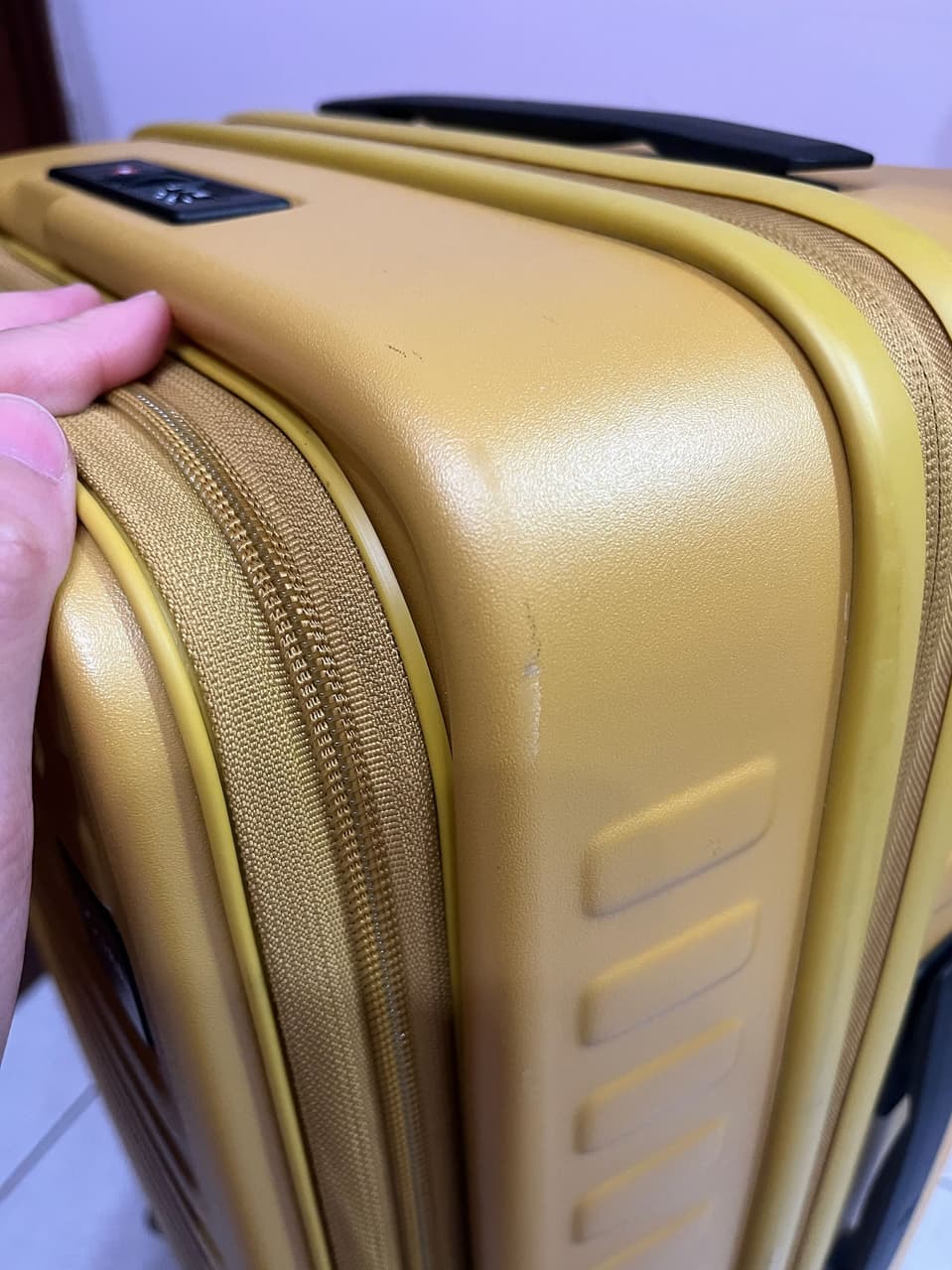 #我要賣 已售出【LOJEL】CUBO FIT 24吋 芥末黃 前開式擴充 防盜防爆 雙齒拉鍊箱(行李箱旅行箱/ TSA海關鎖) - 二手交易板 | Dcard