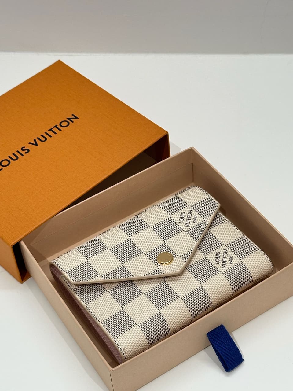 #開箱 𝗟𝗩 𝗩𝗶𝗰𝘁𝗼𝗿𝗶𝗻𝗲錢包 - 精品板 | Dcard