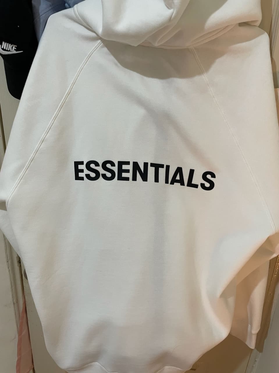 #我要賣 #我要賣 Essentials 白色外套(已賣出) - 二手交易板 | Dcard
