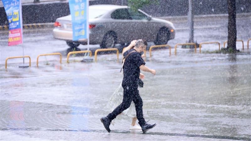 明鋒面襲來！雨彈開炸全台「週四最劇烈」 天氣回穩時間曝 - SETN三立新聞網 (@setn54) | Dcard