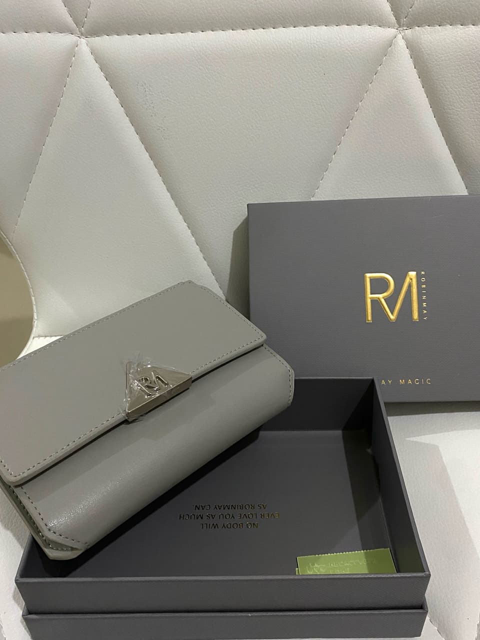 #我要賣 全新Robinmay 水曜之地真皮中夾 - 二手交易板 | Dcard