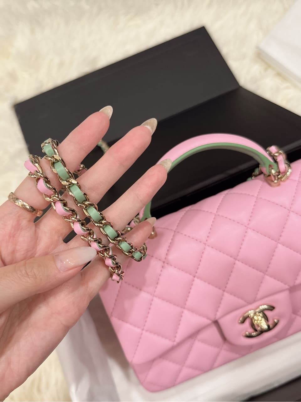 #開箱 香奈兒最難駕馭的粉配綠mini cf handle & LV小郵差 - 精品板 | Dcard