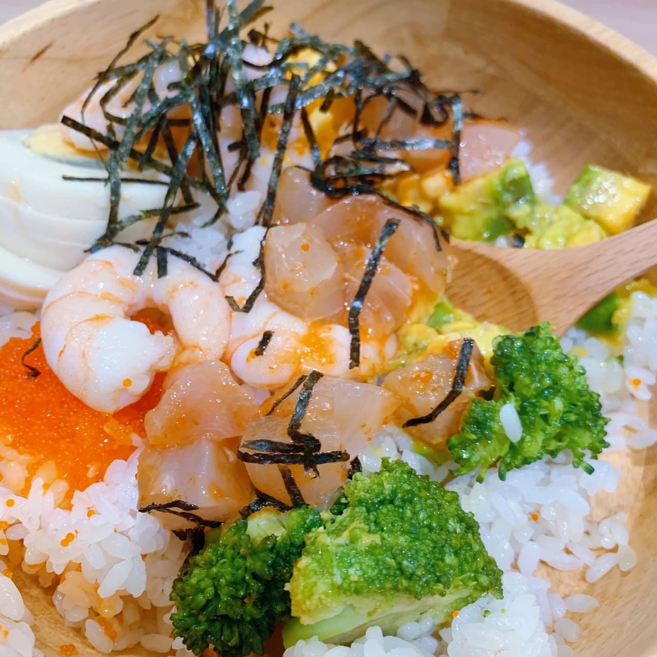 清爽、一口就被口感層次爆擊ㄉ「夏威夷生魚飯」！到底是什麼好吃的神奇食物！🥹｜Fancy poke 夏威夷生魚飯 西湖店 - 美食板 | Dcard